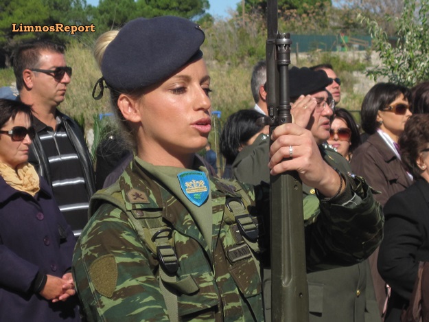 Η ξανθιά στρατιωτίνα στην παρέλαση της Λήμνου που έκοψε «ανάσες»!
