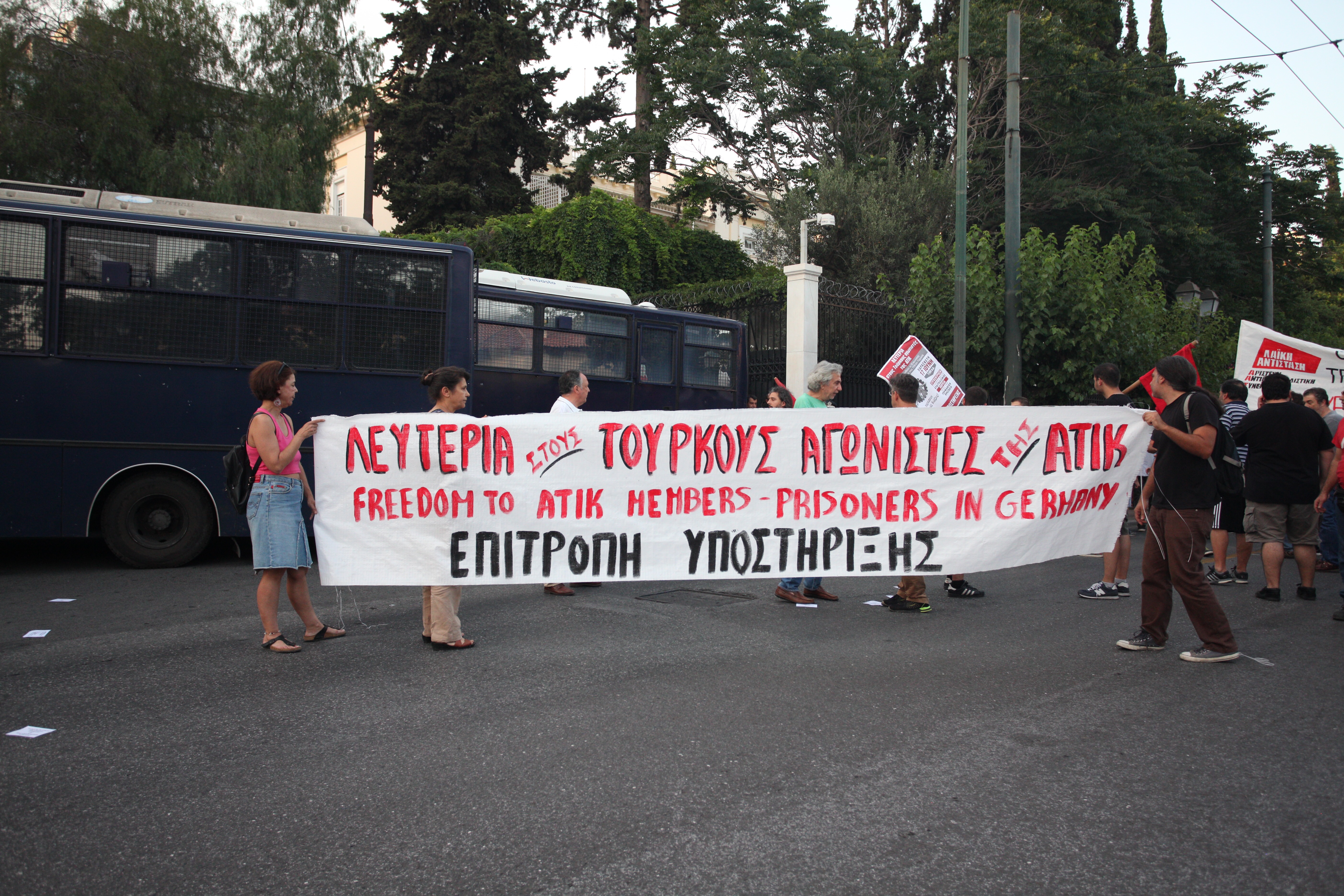 Παράσταση διαμαρτυρίας μπροστά από το γερμανικό προξενείο