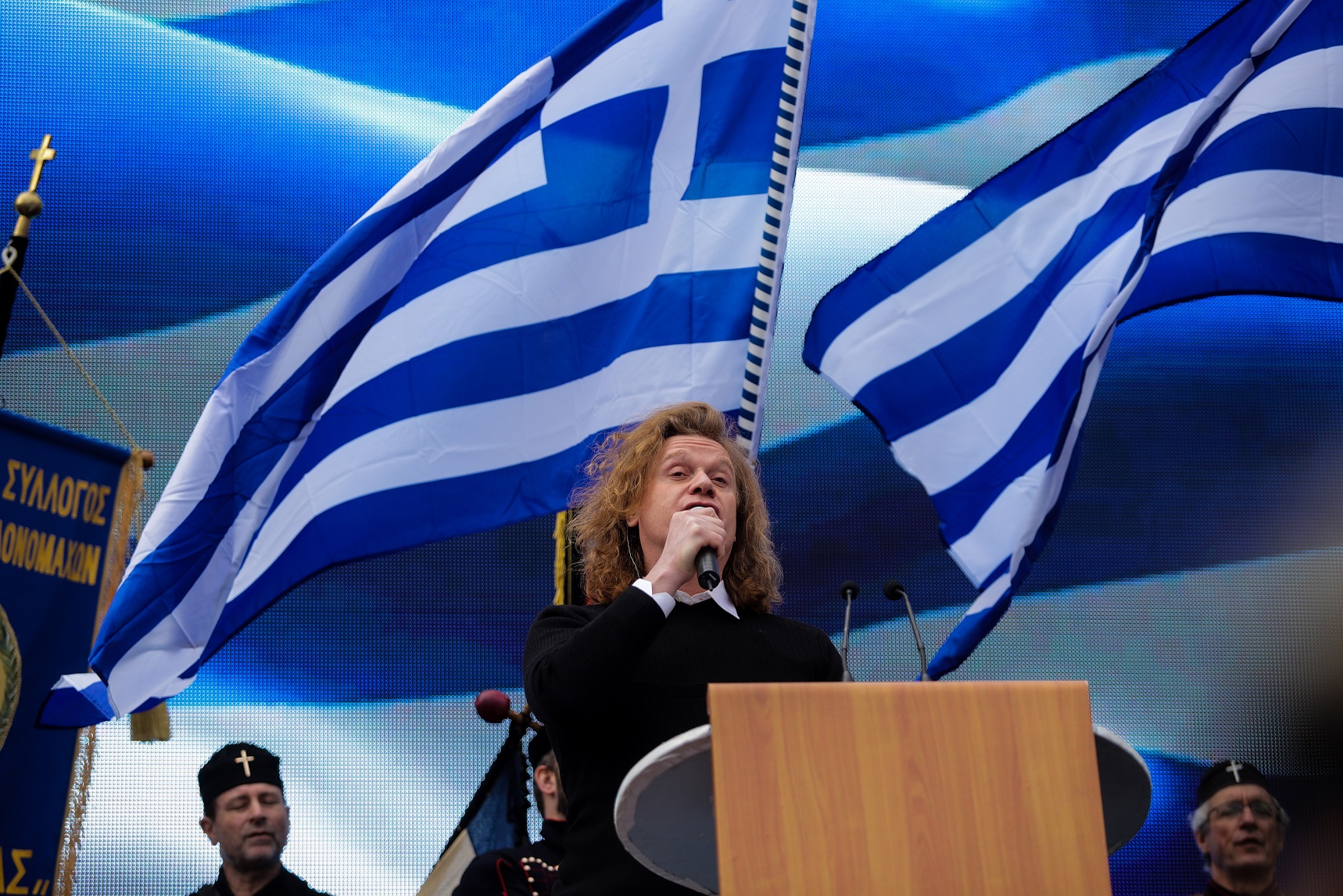 Βίντεο και φωτογραφίες: Ο Πέτρος Γαϊτάνος τραγουδά τον εθνικό ύμνο στο ...
